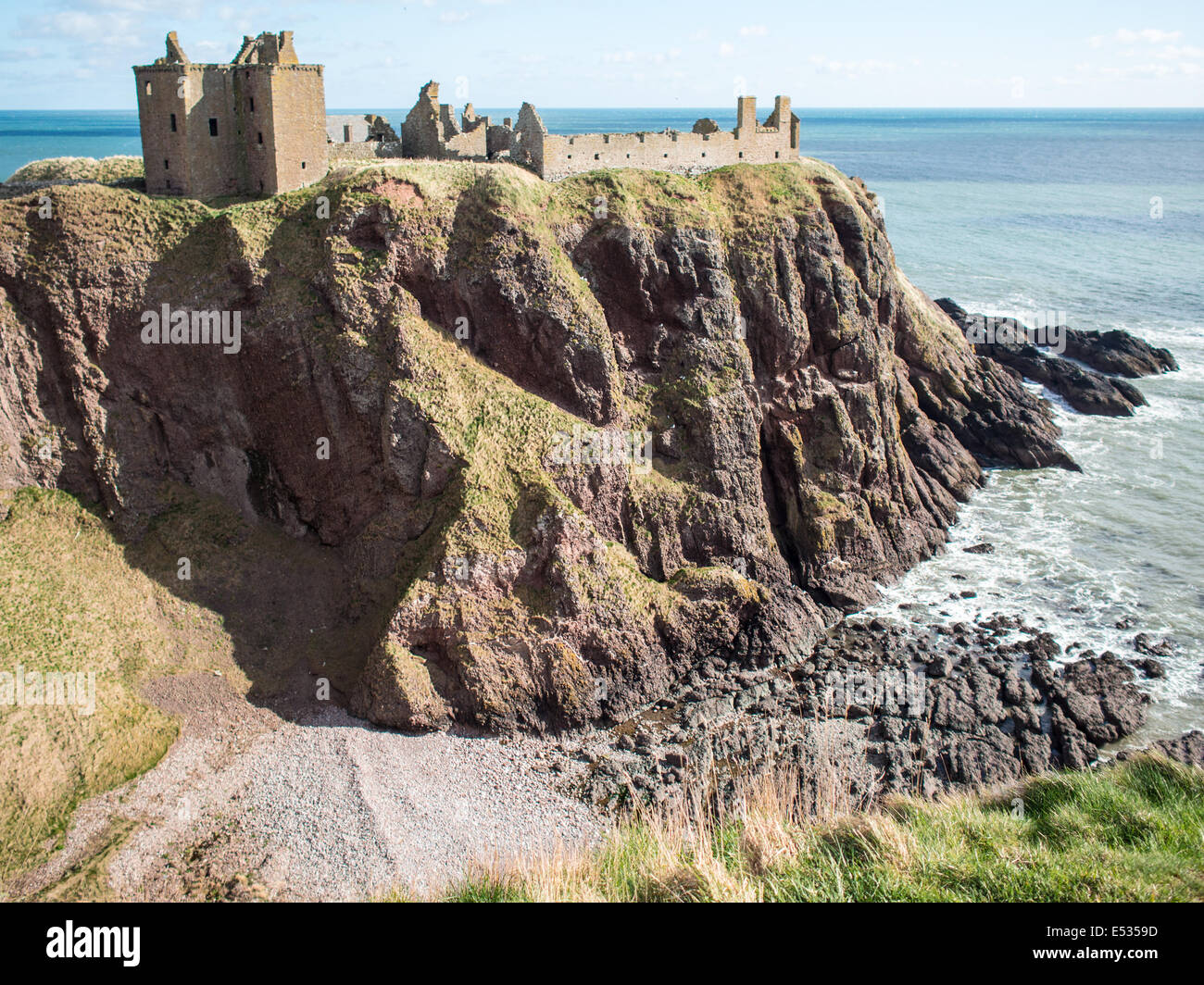 Dunnottar Castle atop the cliffs Stock Photo - Alamy
