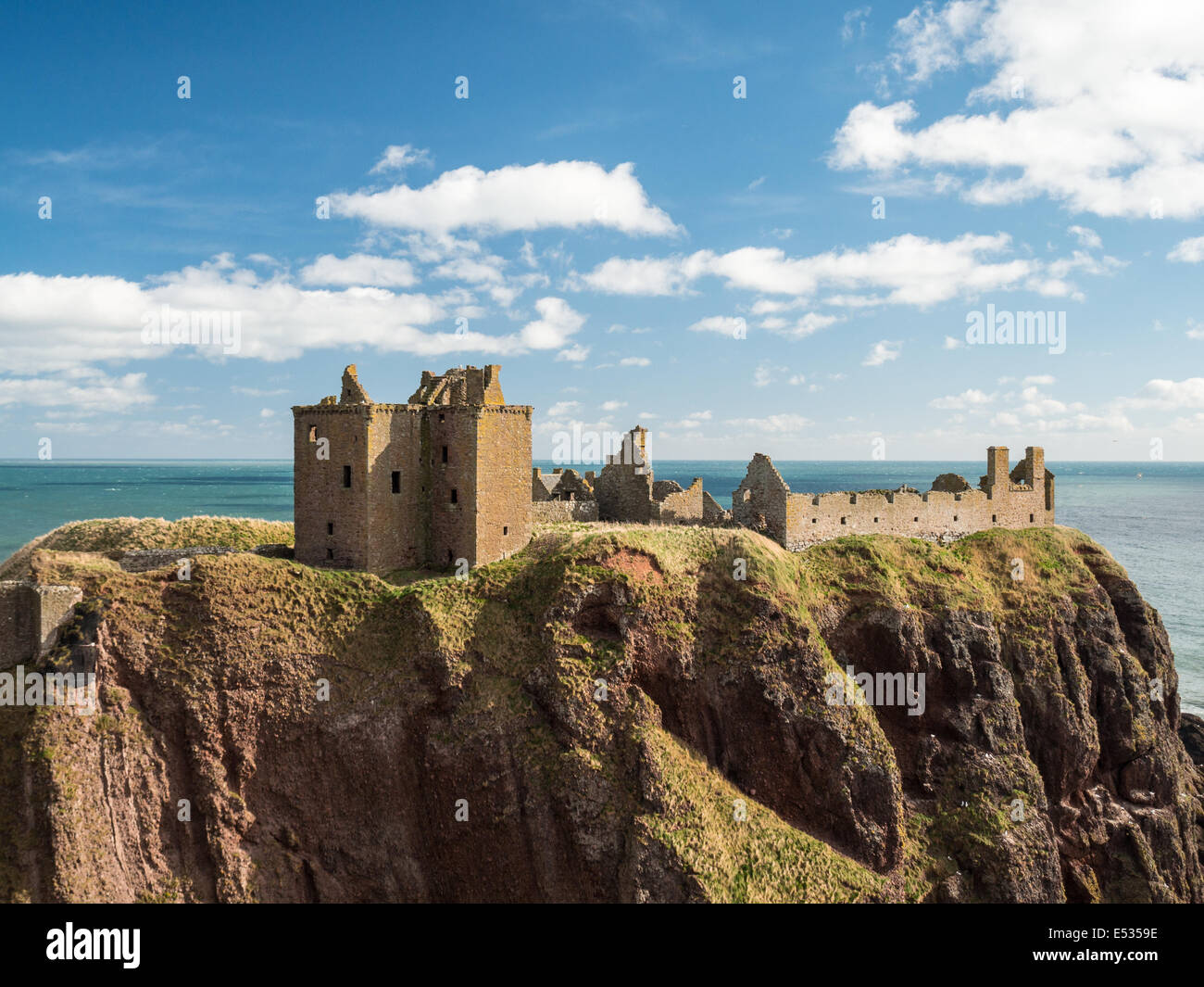 Dunnottar Castle atop the cliffs Stock Photo - Alamy