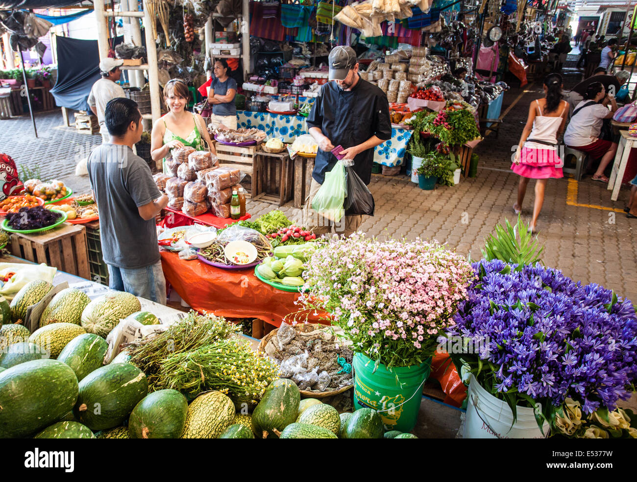 Mexico puerto escondido shopping hi-res stock photography and images ...
