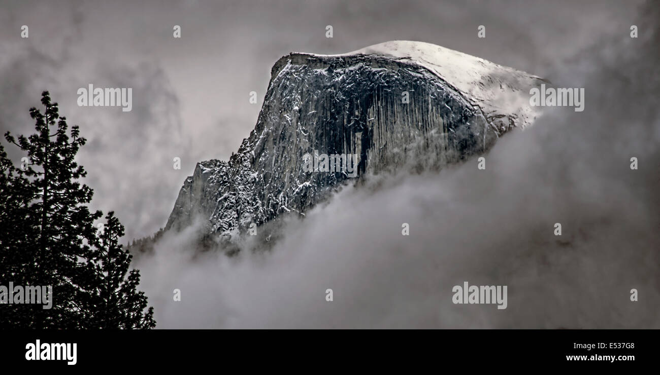 Early foggy morning of Half Dome in Yosemite Valley National Park Stock ...