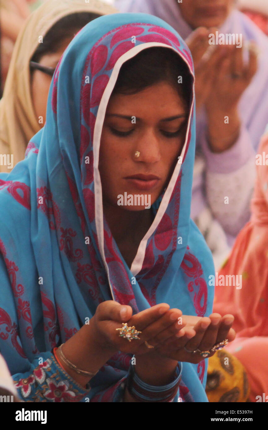 Lahore, Pakistan. 18th July, 2014. The faithful Pakistani Muslim women ...