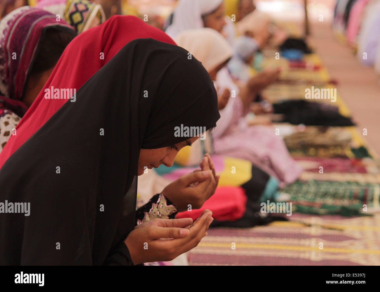 Lahore, Pakistan. 18th July, 2014. The faithful Pakistani Muslim women ...