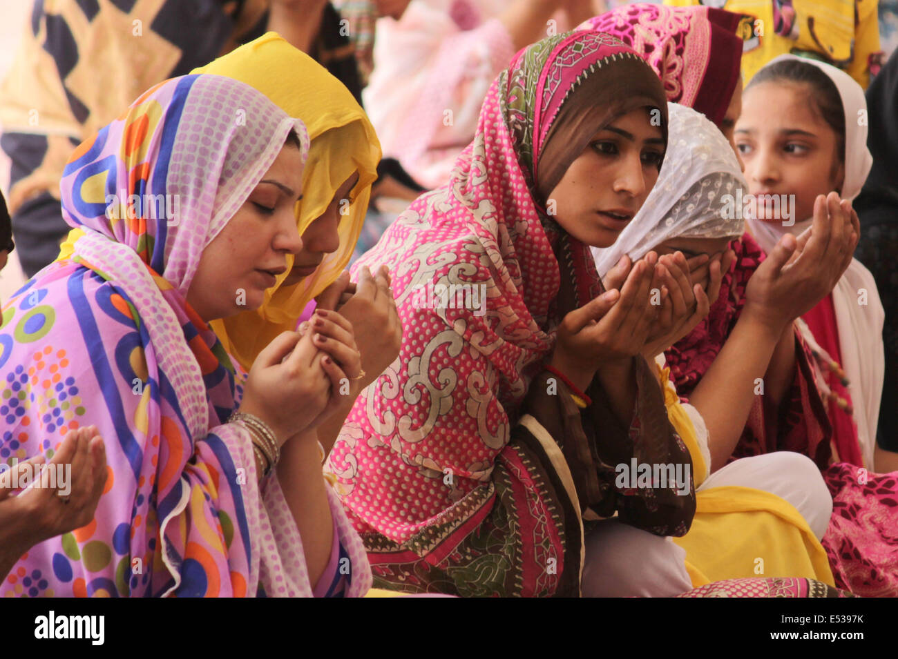 Lahore, Pakistan. 18th July, 2014. The faithful Pakistani Muslim women ...