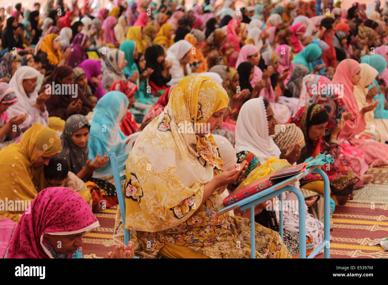 Lahore, Pakistan. 18th July, 2014. The faithful Pakistani Muslim women ...