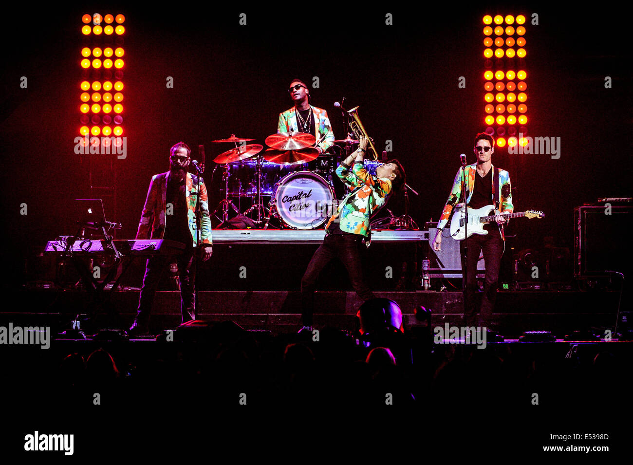 American indie pop hi-res stock photography and images - Alamy