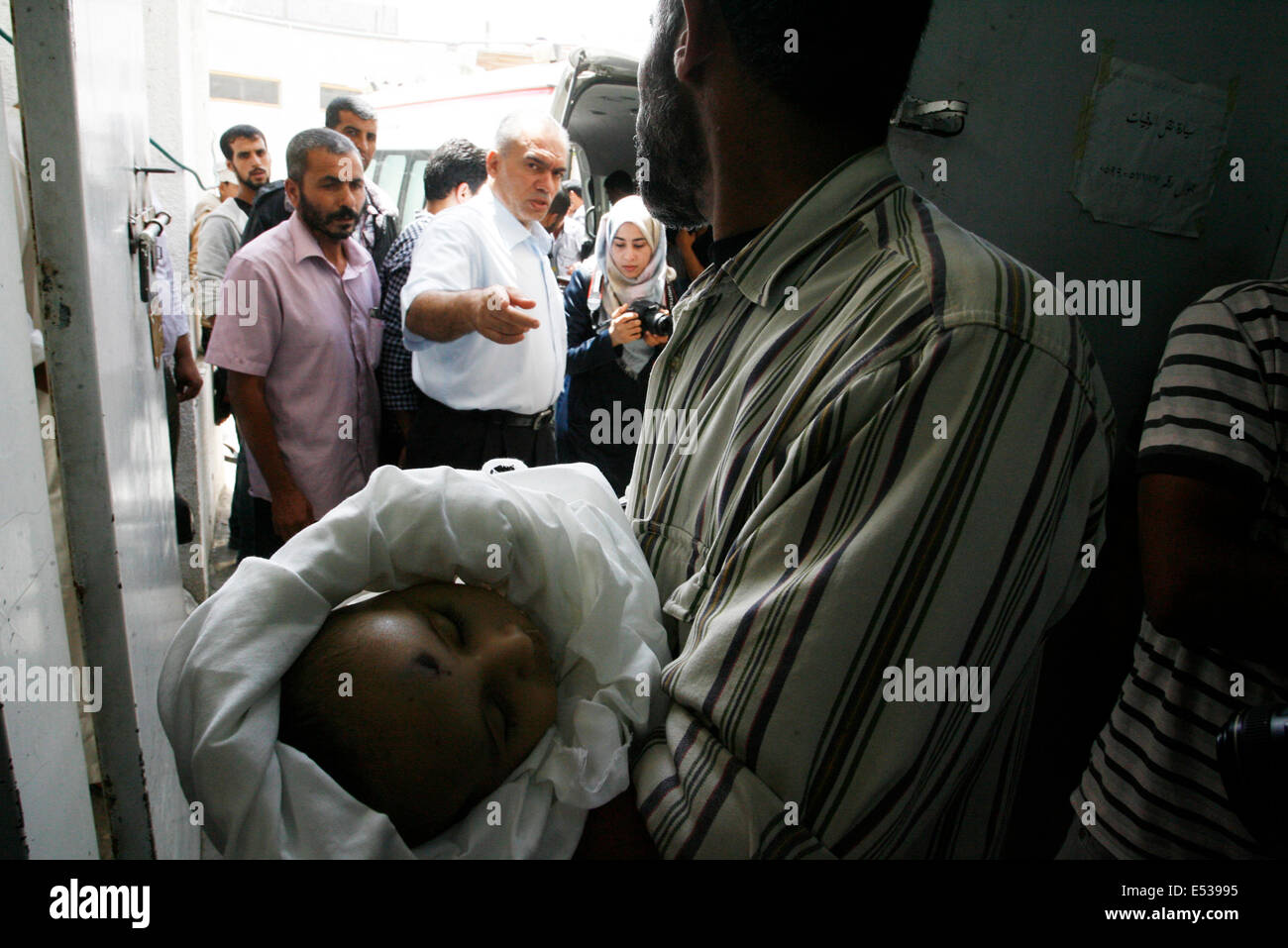 Rafah, Gaza Strip. 18th July, 2014. A Palestinian man carries the ...