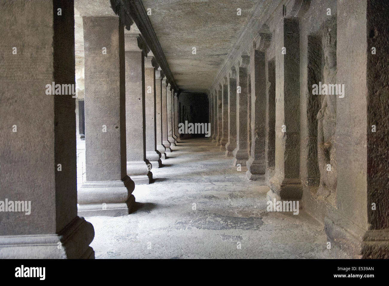 Cave 16 : Kailasa Courtyard : Pillared Corridor with Sculptures. Ellora ...