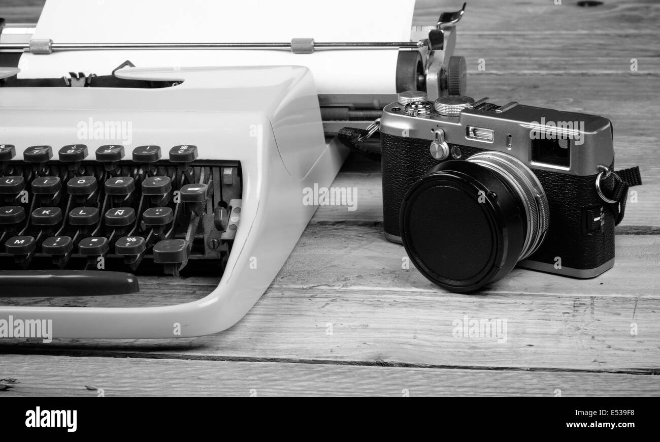 Typewriter and film camera, a classic journalist kit Stock Photo - Alamy