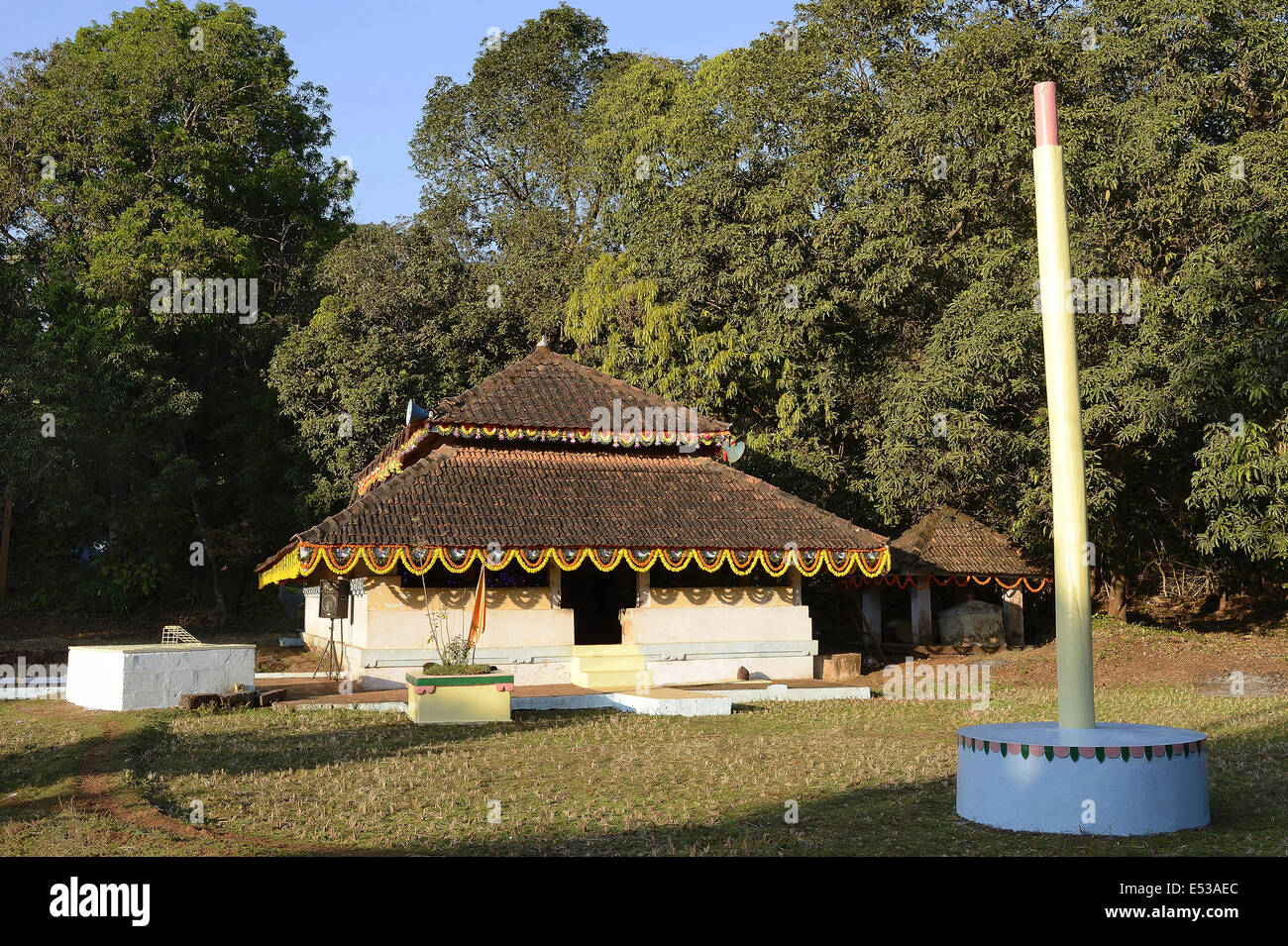 Ritual ceremony in an indian shrine hi-res stock photography and images ...