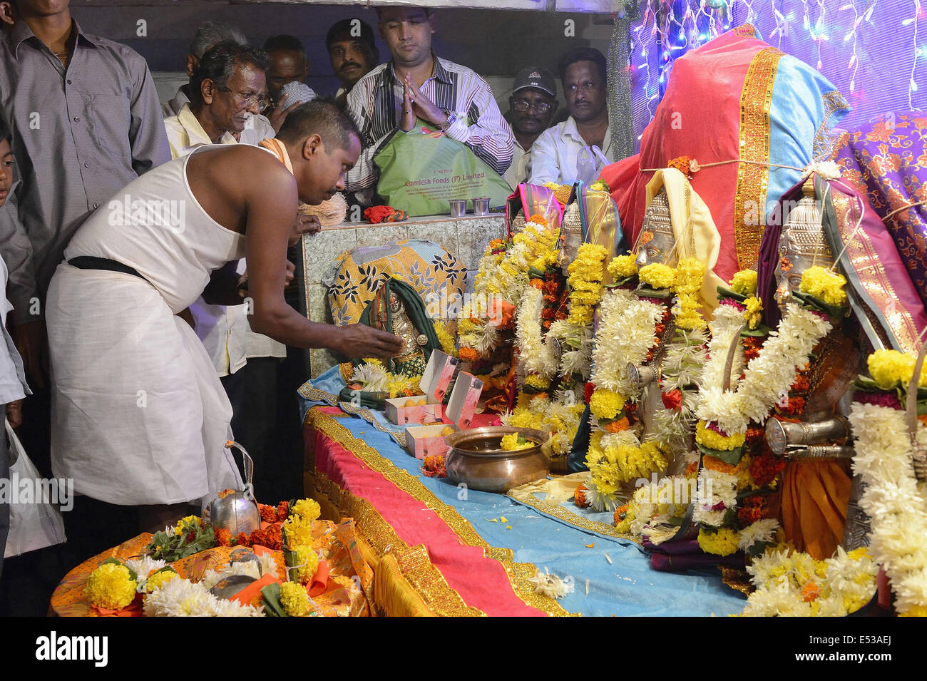 Hindu priest ritual temple hi-res stock photography and images - Alamy