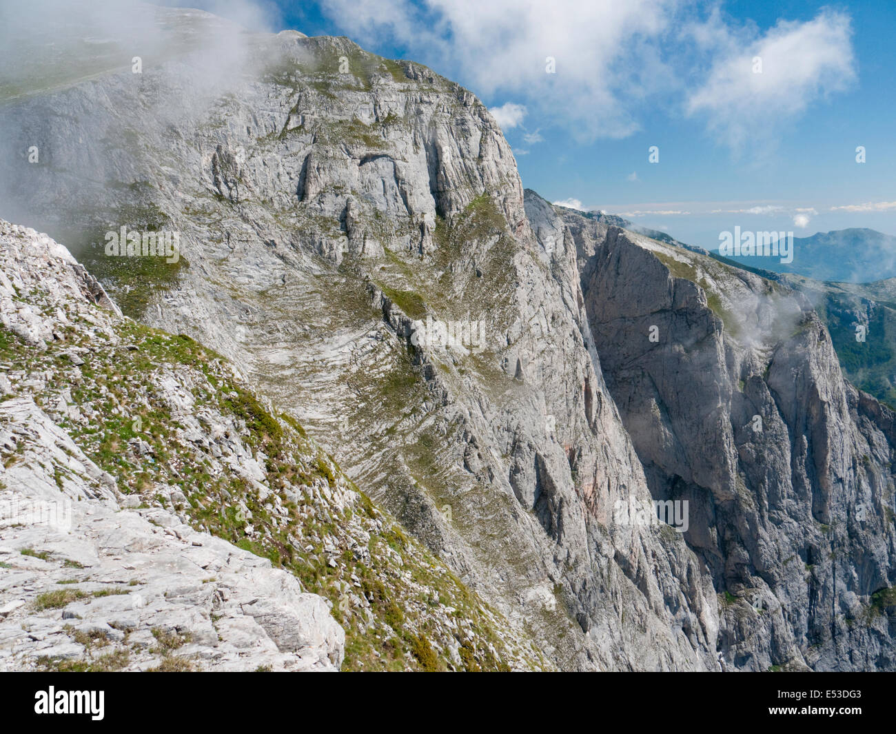 Towering cliffs hi-res stock photography and images - Alamy