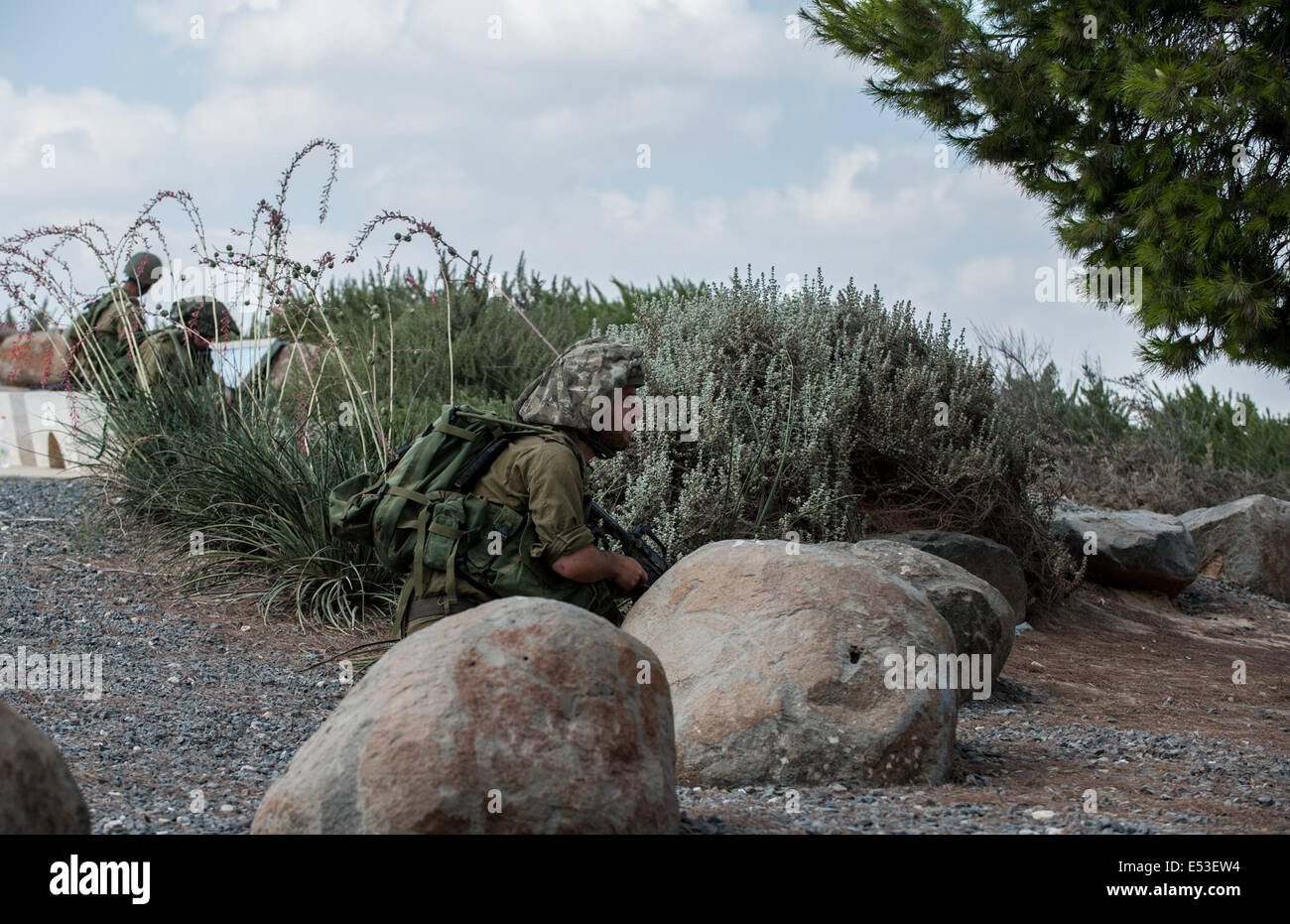 Gaza Border. 19th July, 2014. Israeli soldiers take position during an ...