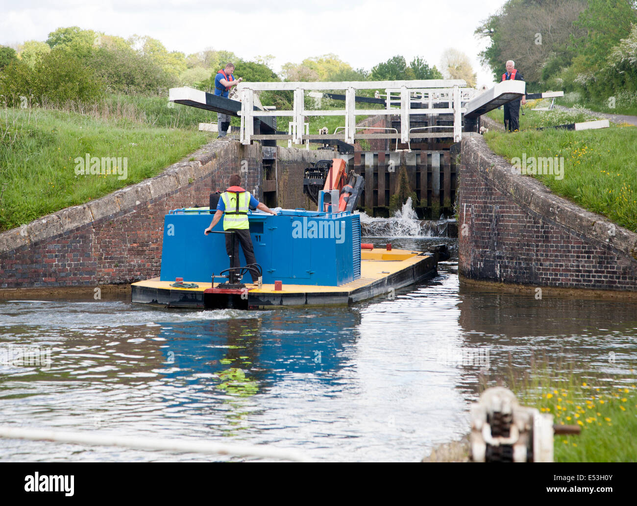 Maintenance of canal boats hi-res stock photography and images - Alamy