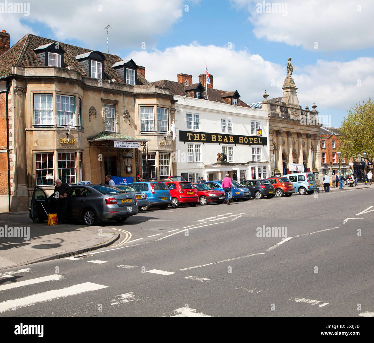 Cars parked outside the bear hotel devizes hi-res stock photography and ...