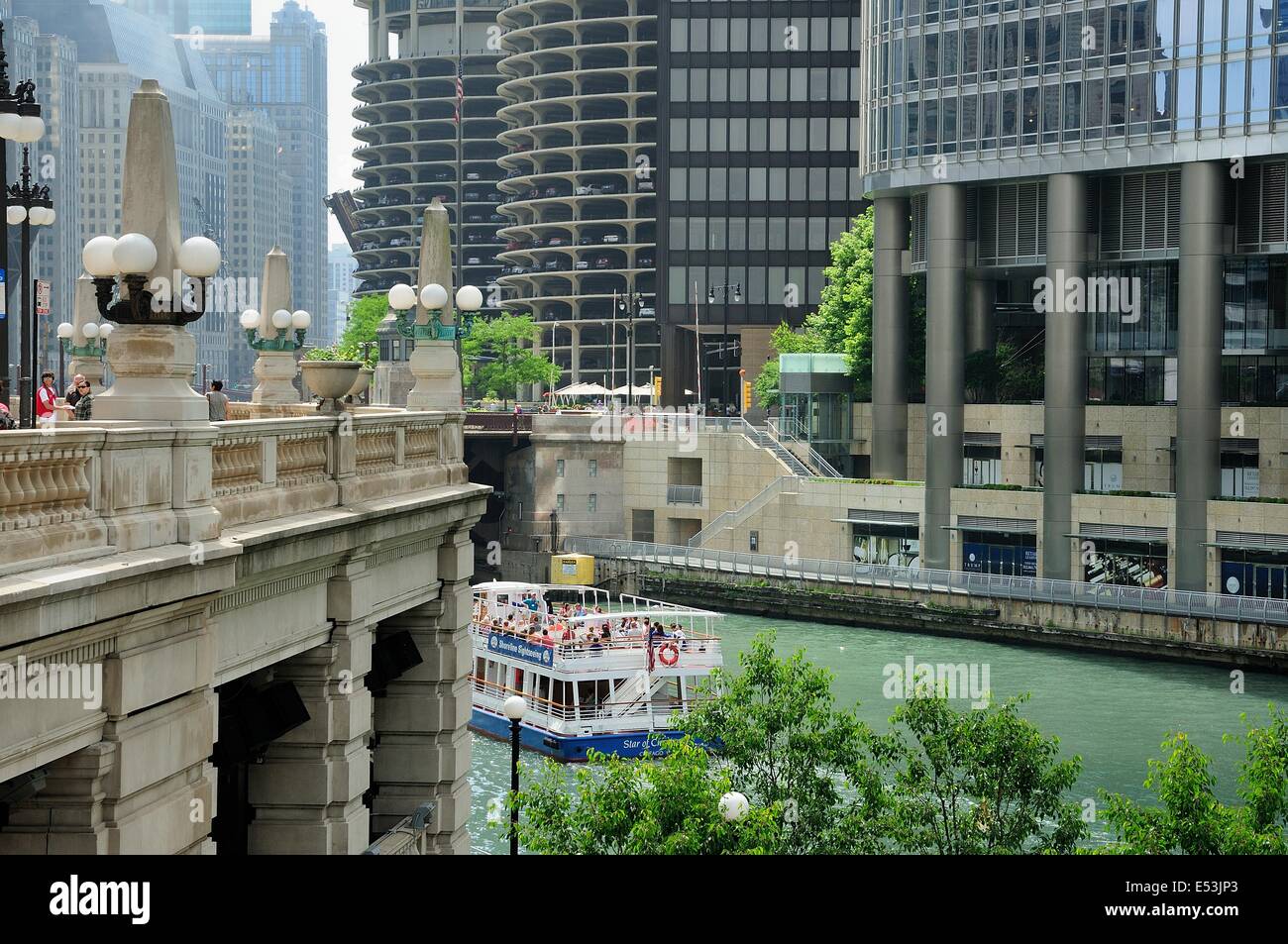 Architectural tour guide boat cruising the Chicago River Stock Photo ...