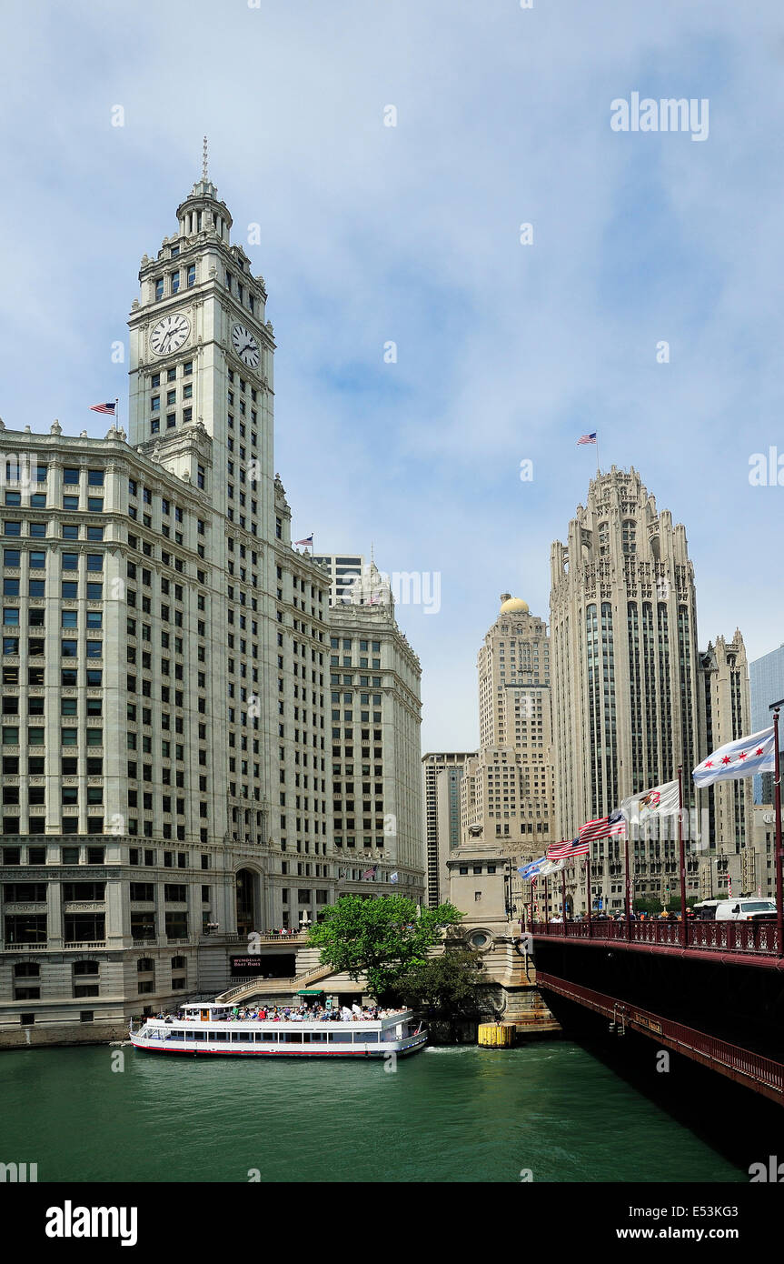 Architectural tour guide boat cruising the Chicago River Stock Photo ...