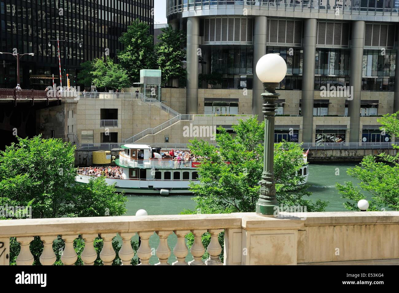 Architectural tour guide boat cruising the Chicago River Stock Photo ...