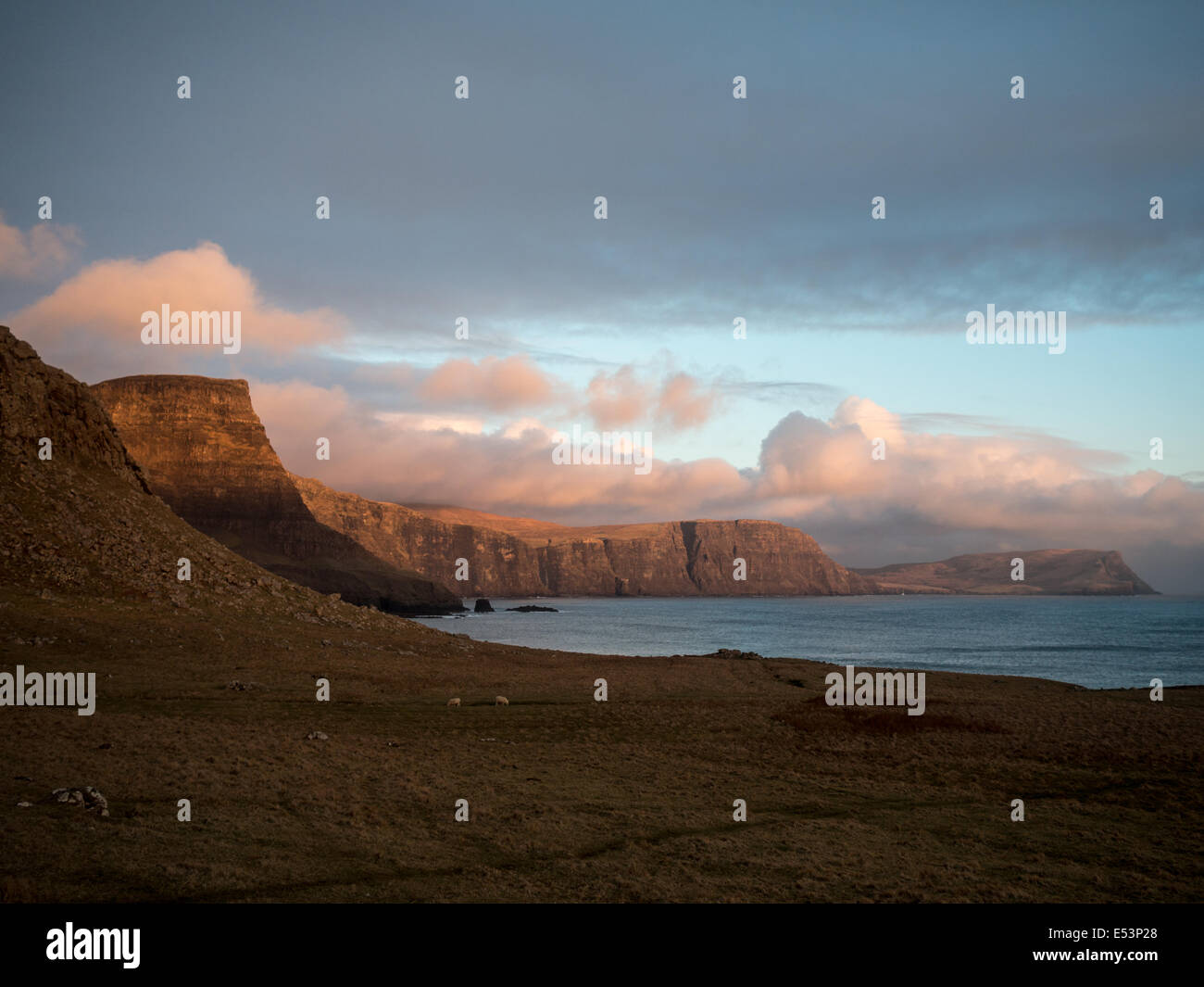 Neist point cliffs hi-res stock photography and images - Alamy