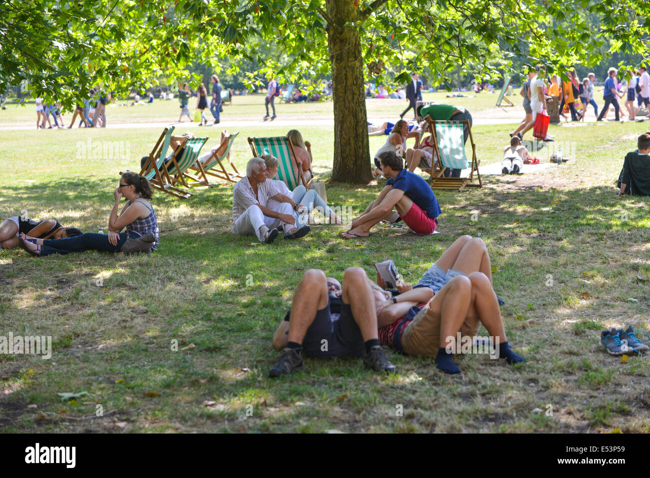 Green Park, London, UK. 19th July 2014. People sensibly sit in the ...