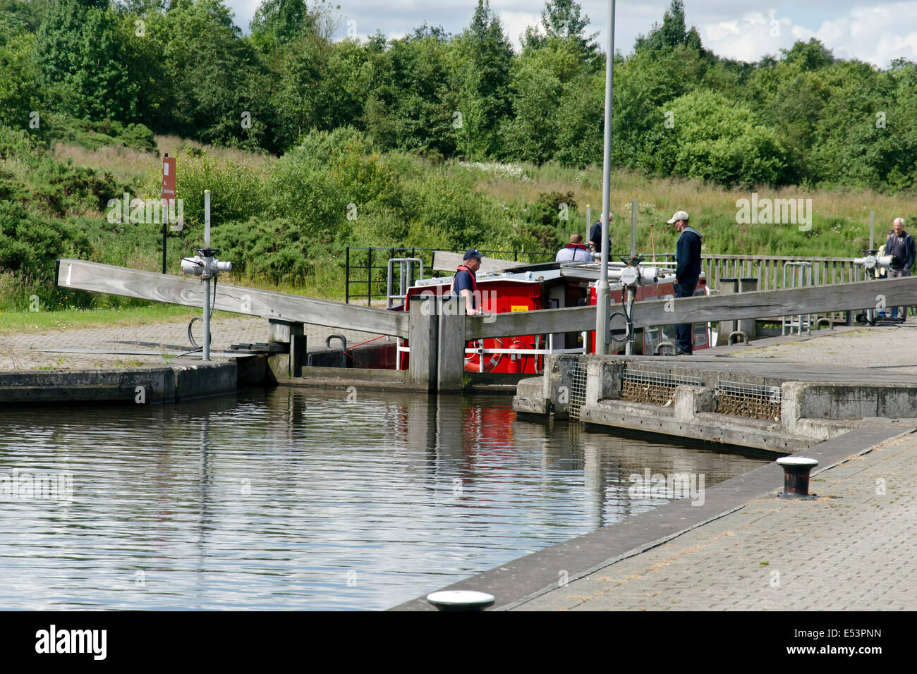 Union canal scotland lock hi-res stock photography and images - Alamy