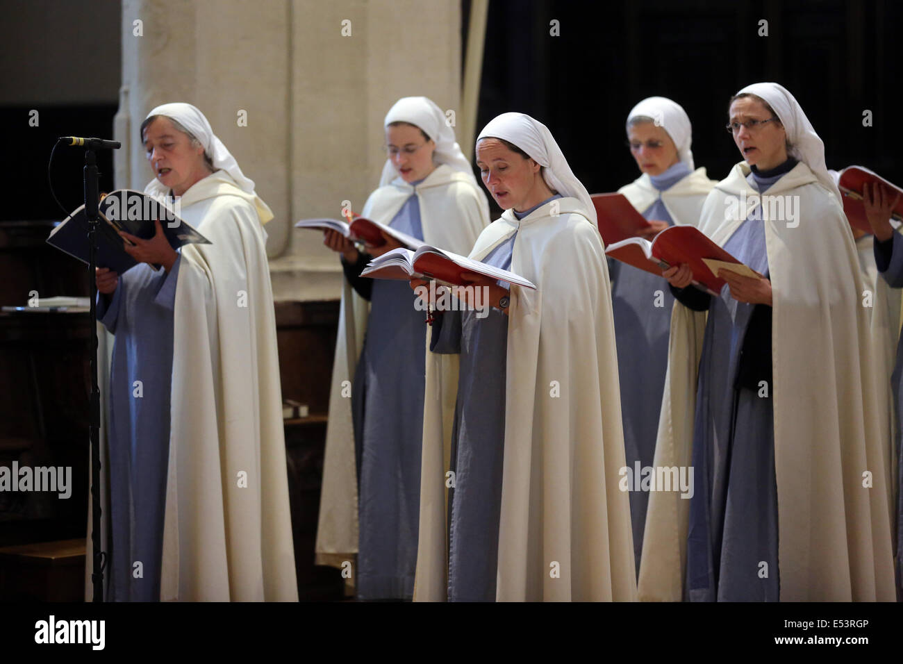 roman catholic sisters of the "Monastic Communities of Jerusalem" in ...