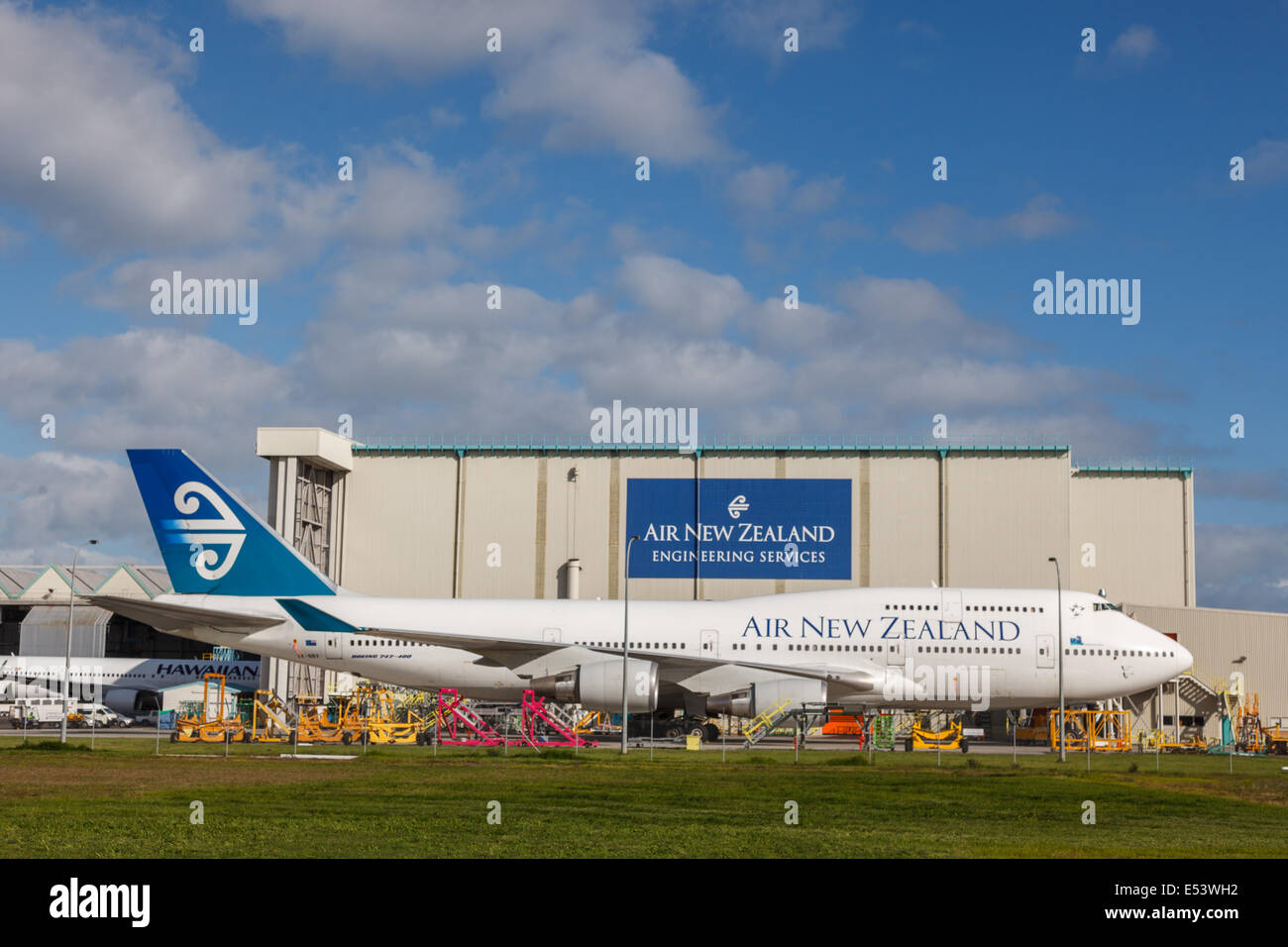 Air New Zealand Boeing 747 at Engineering Service hanger,AKL airport ...