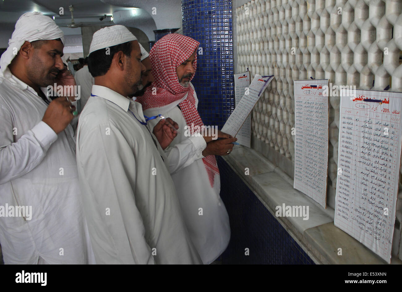 Pakistani Muslims take a part in observing religious obligation Aitkaf ...