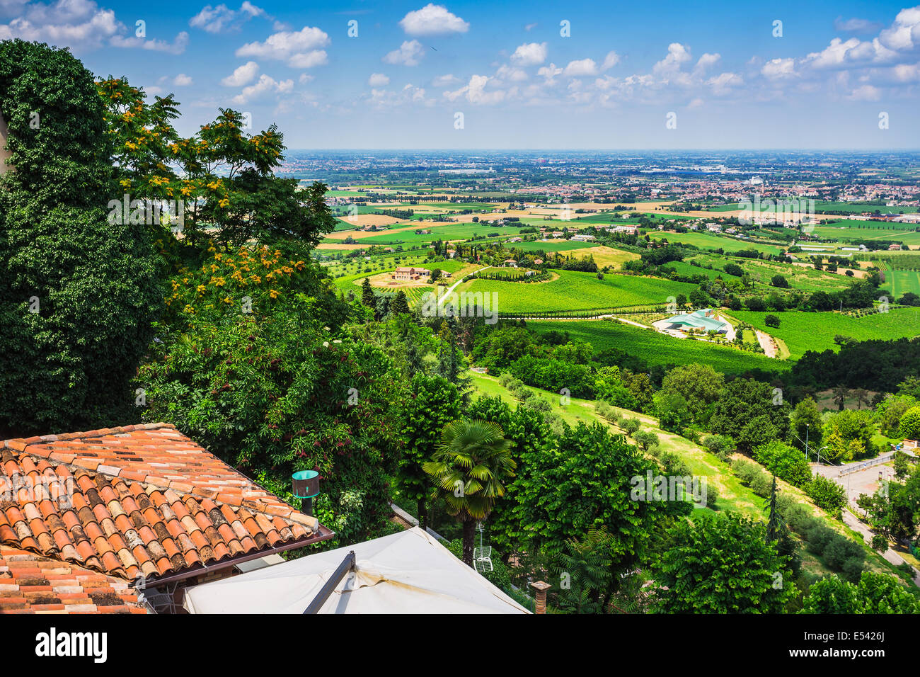 rural landscape with houses standing alone in the province of Tuscany ...