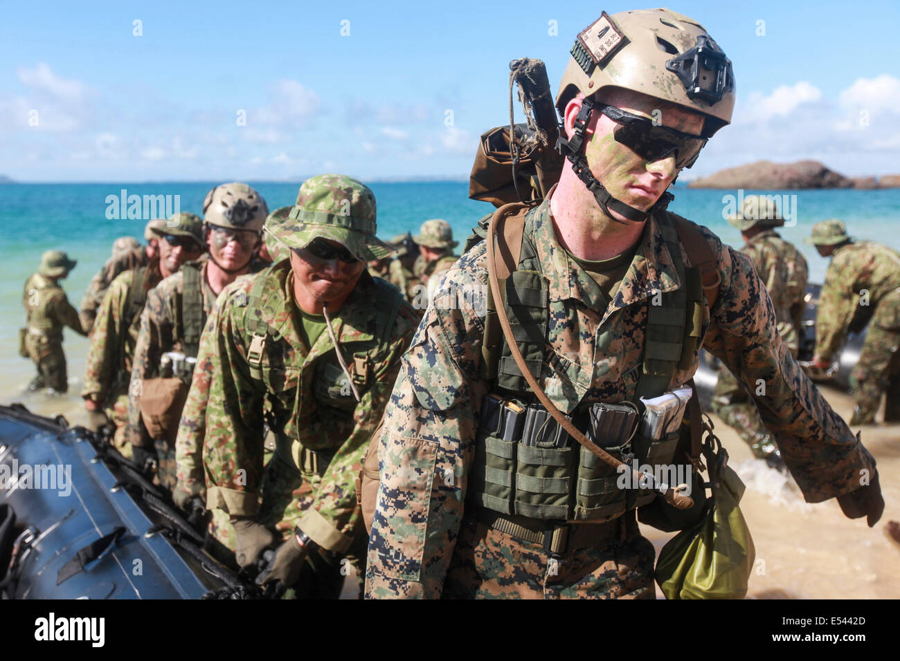 Japanese Ground Self-Defense and US Marine special operation soldiers ...