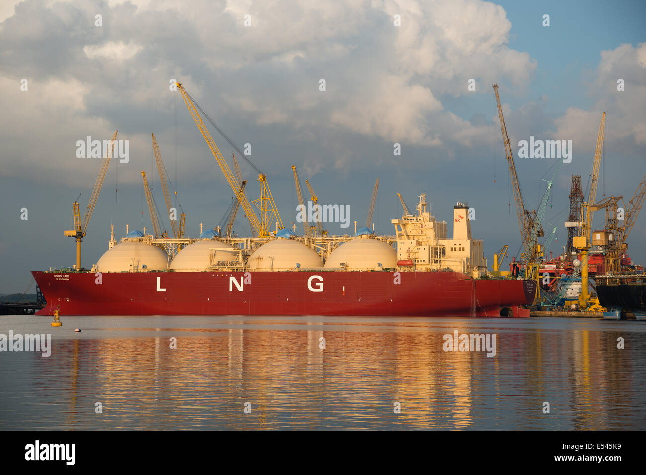 Lng carrier in shipyard hi-res stock photography and images - Alamy