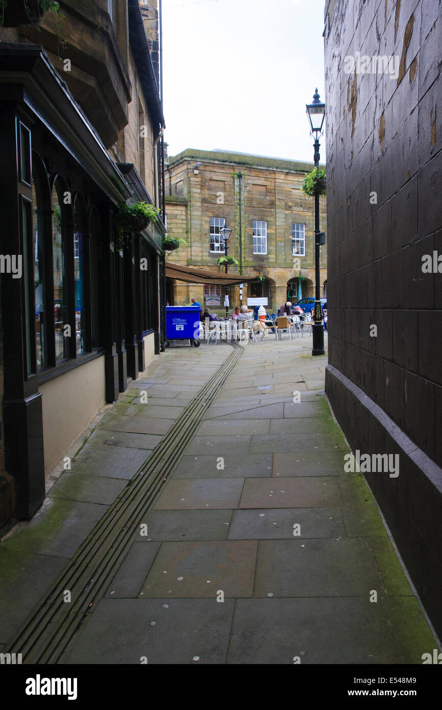 Alleyway to the market place Alnwick Northumberland Stock Photo - Alamy