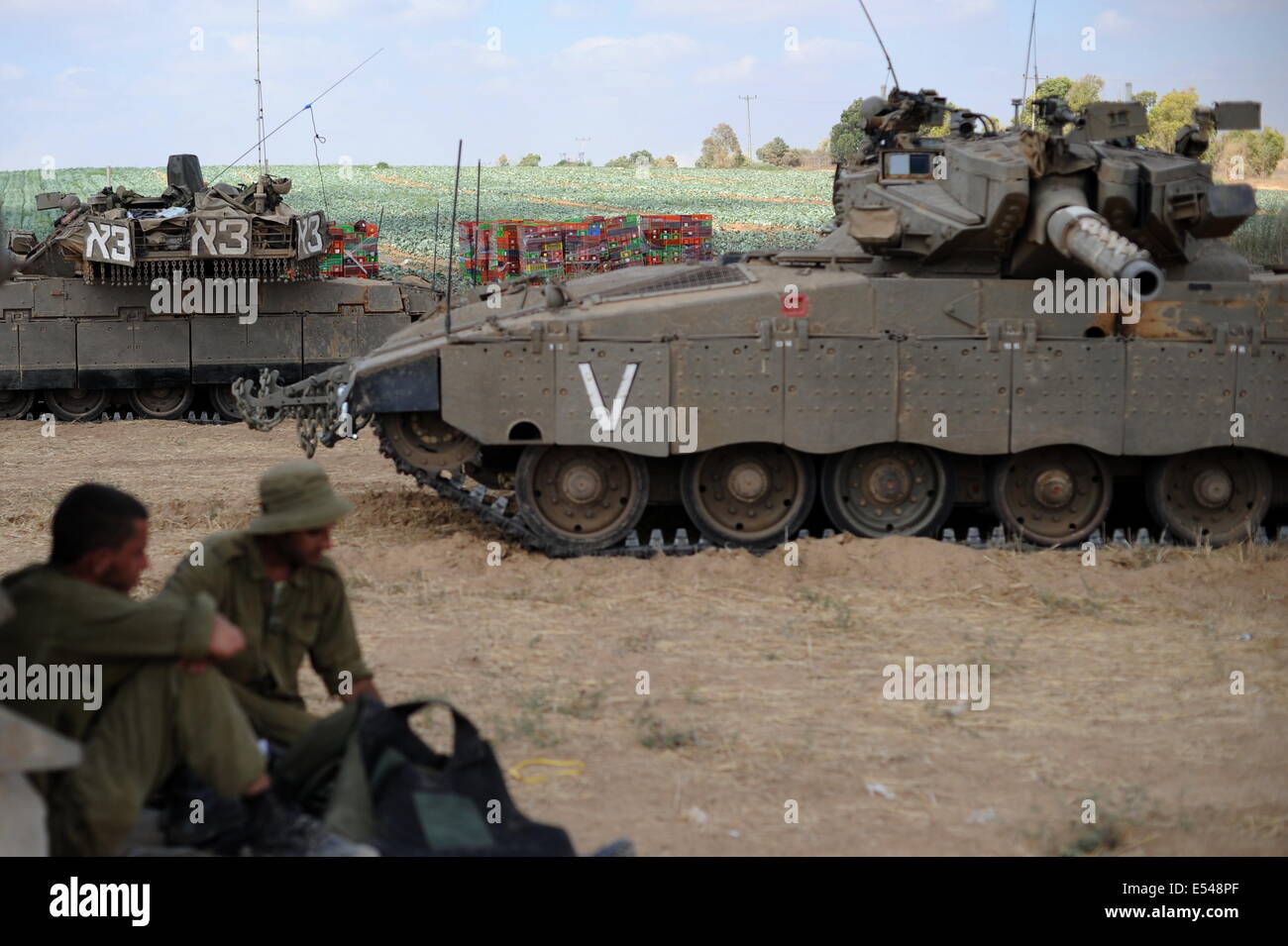 Unspecified, Israel. 19th July, 2014. IDF tanks in an army deployment ...