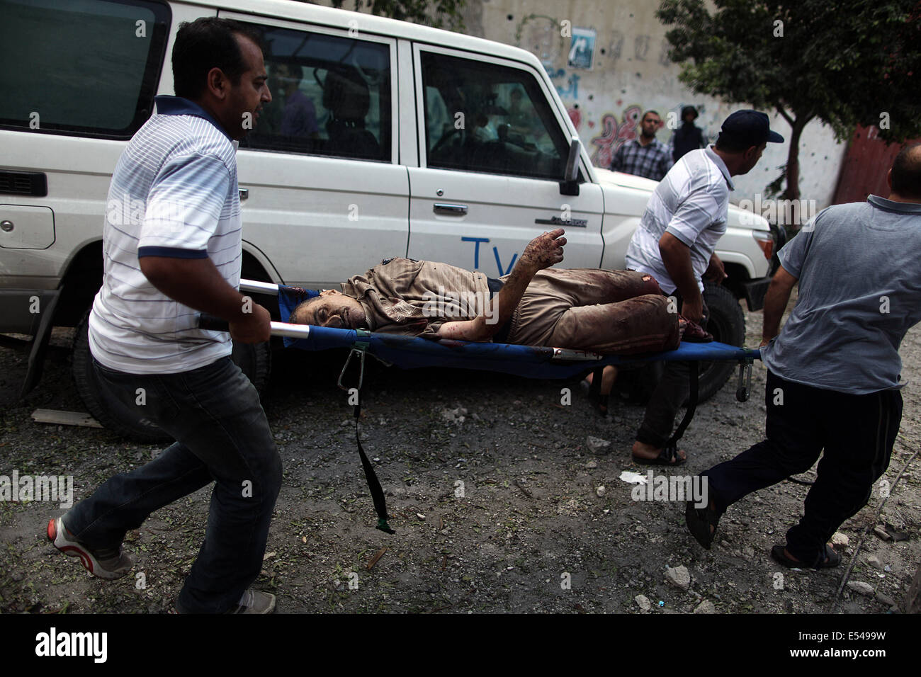 Shejaiya, Gaza Strip, Palestinian Territory. 20th July, 2014. Medics ...