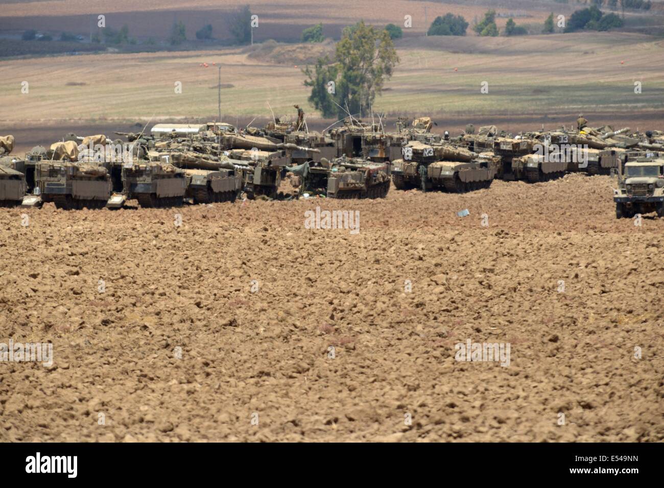 Unspecified, Israel. 19th July, 2014. IDF tanks in an army deployment ...