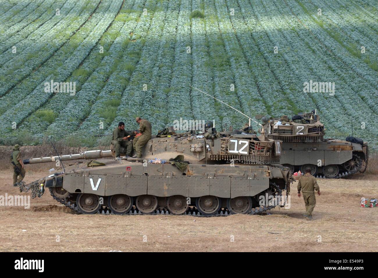 Unspecified, Israel. 19th July, 2014. IDF tanks in an army deployment ...