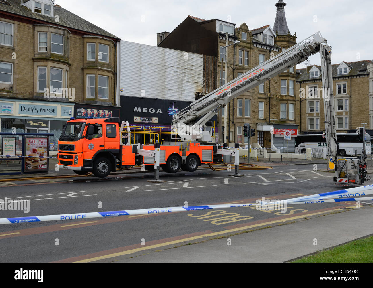 Fire engine with ladder hi-res stock photography and images - Alamy