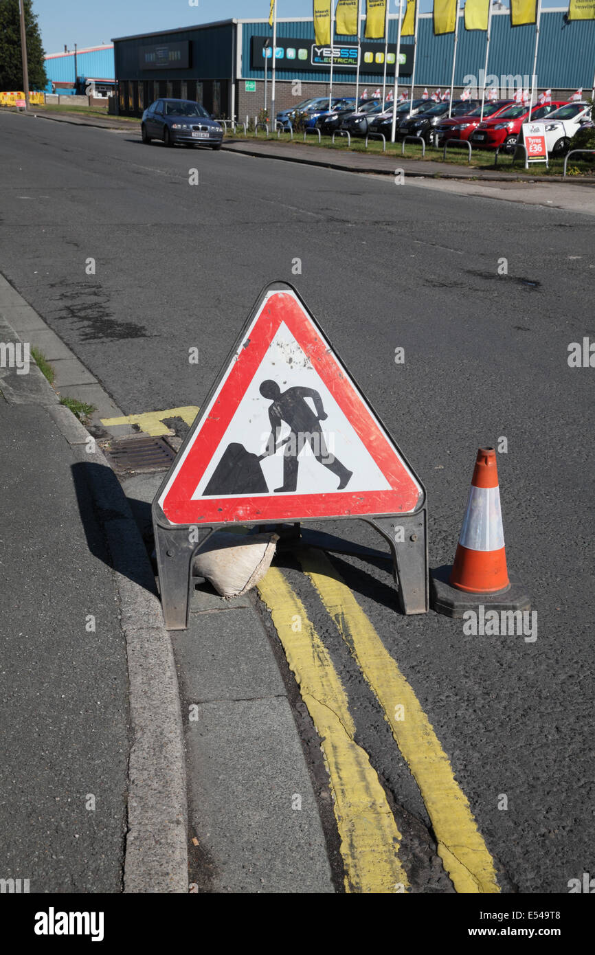 Men working road sign hi-res stock photography and images - Alamy