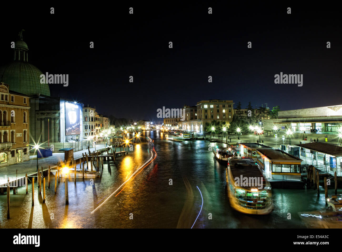 Venezia at night Stock Photo - Alamy