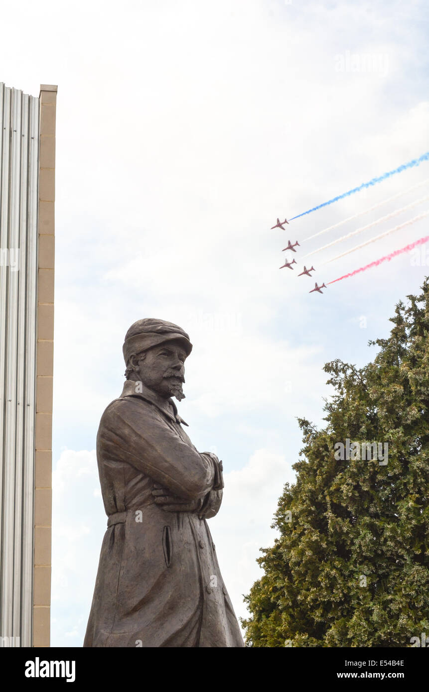 Red Arrows and Samuel F Cody statue, Farnborough Airshow 2014 Credit ...