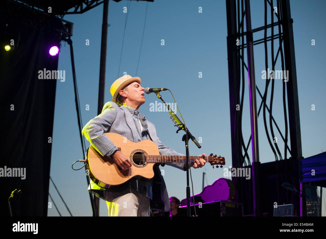 Blues guitarist singer hi-res stock photography and images - Alamy
