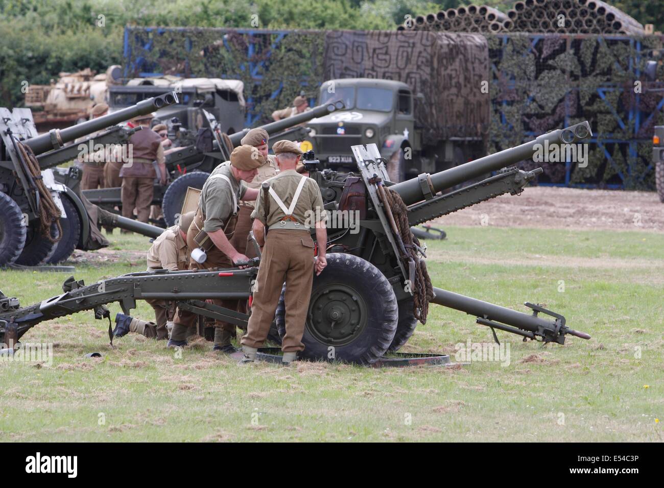British Morris C8 Artillery Tractor and 25 Pounder Gun - Bovington ...