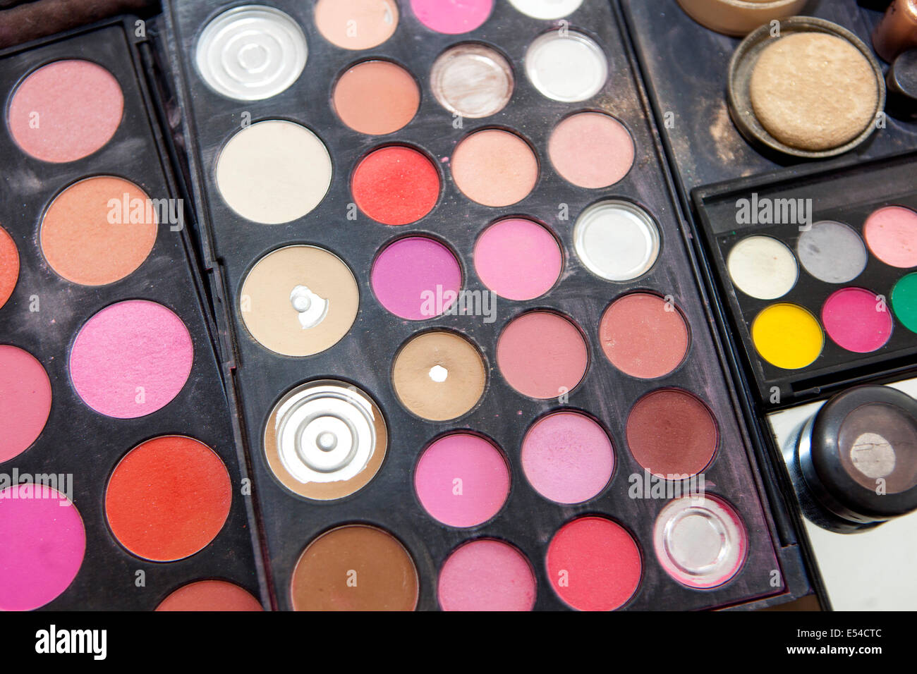 Closeup of an eyeshadow palette powder Stock Photo - Alamy
