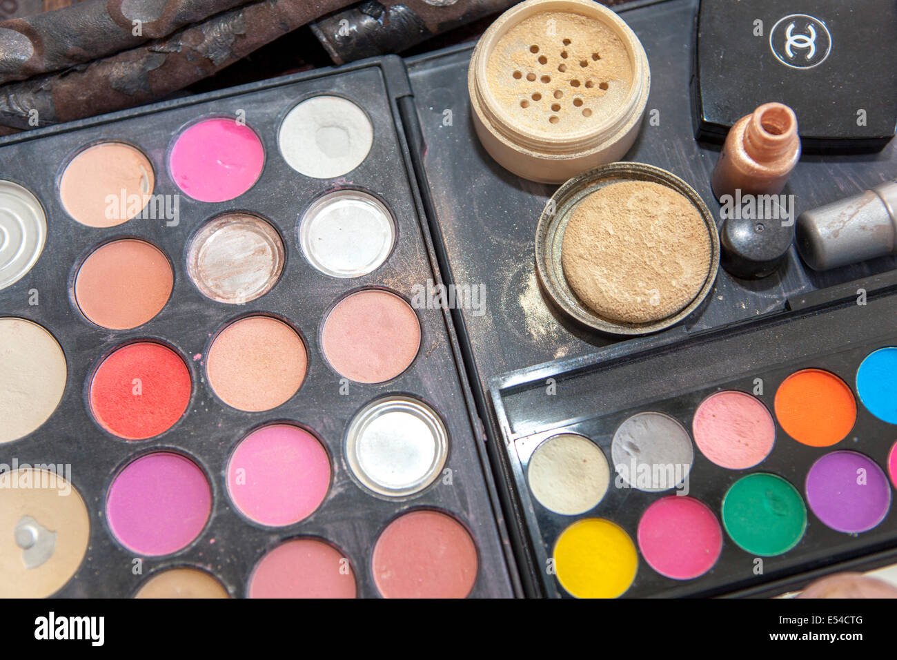 Closeup of an eyeshadow palette powder Stock Photo - Alamy