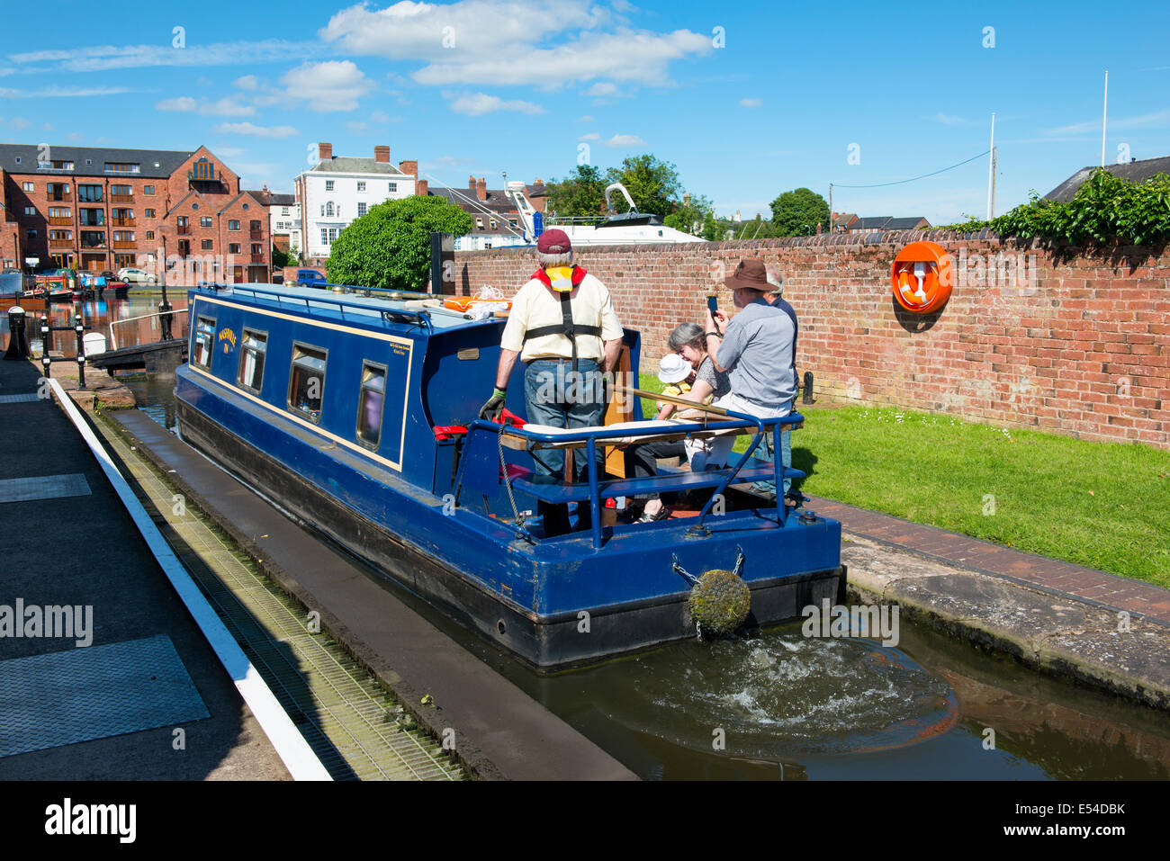 Narrow boat rising lock hi-res stock photography and images - Alamy