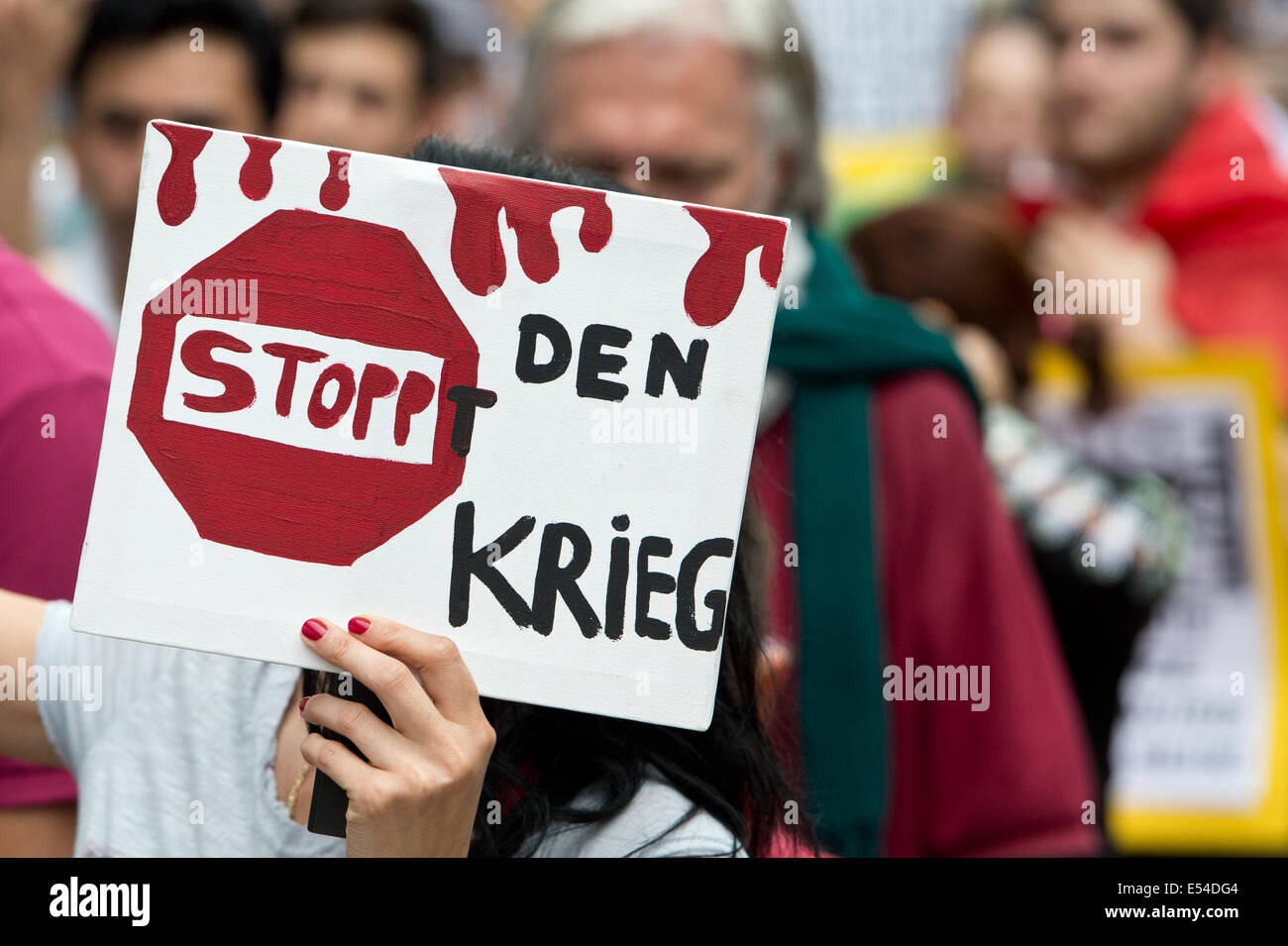 Franfurt/Main, Germany. 20th July, 2014. Several hundred people gather ...