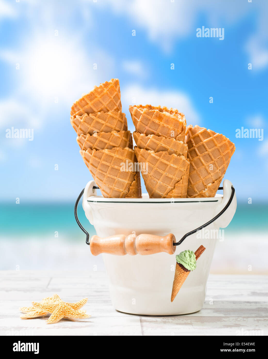 Empty ice cream cones hi-res stock photography and images - Alamy