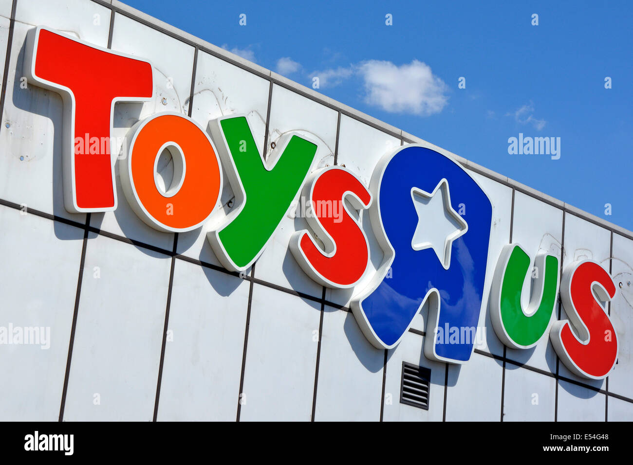 Toys r us sign hi-res stock photography and images - Alamy