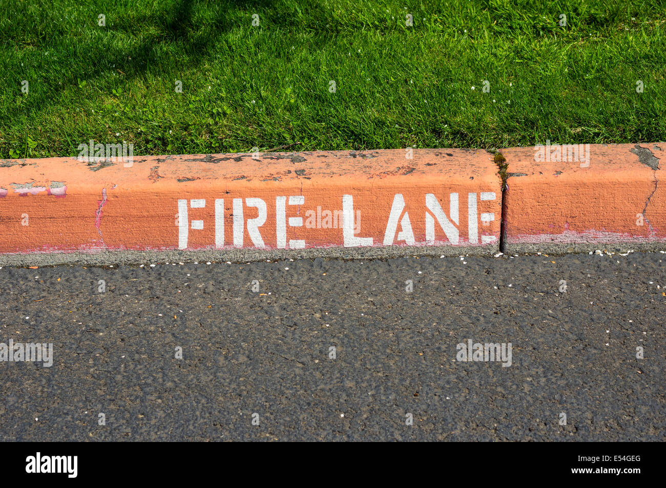 Red curb hi-res stock photography and images - Alamy