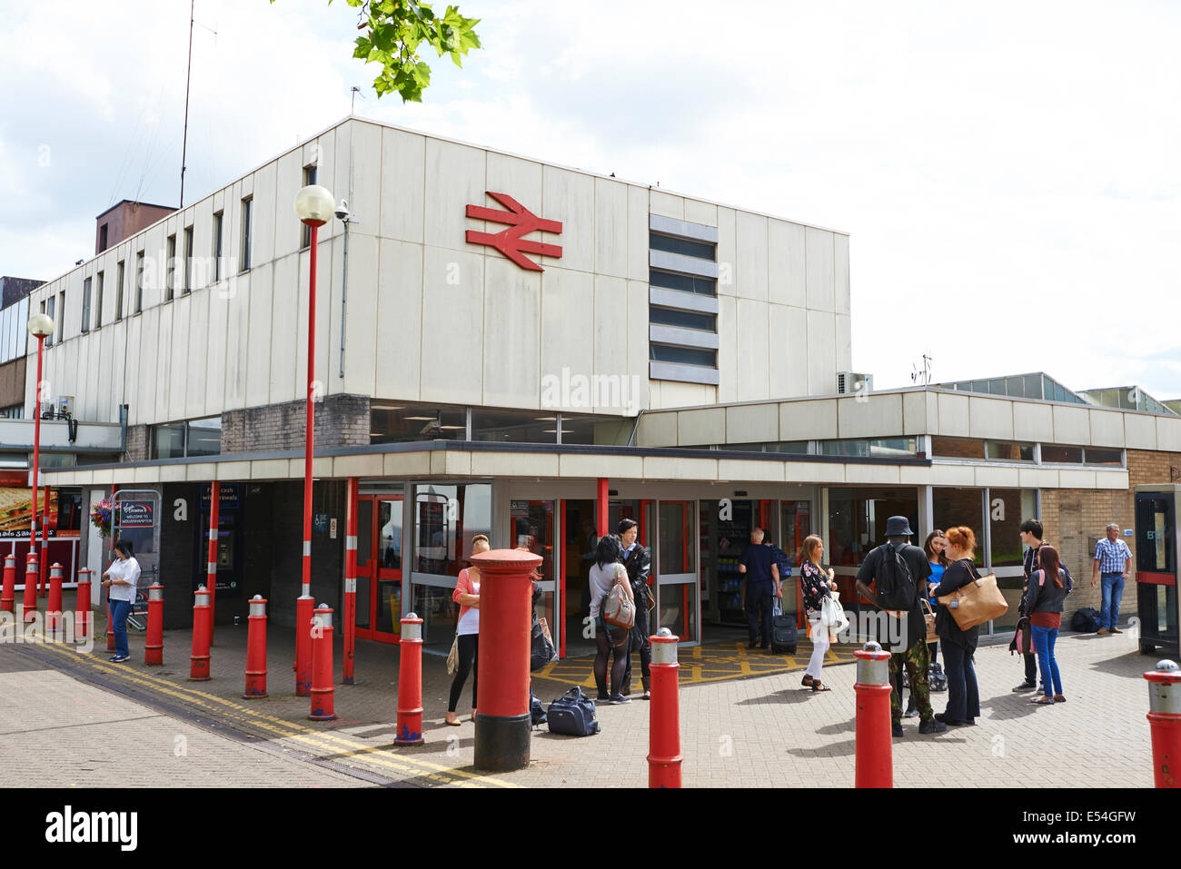 Wolverhampton railway station entrance hi-res stock photography and ...