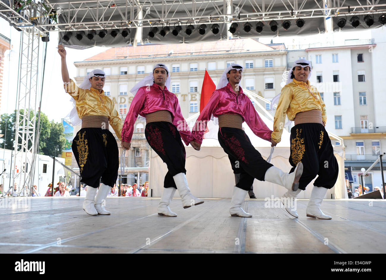 Members of folk groups Egyptian National Folklore Troupe from Egypt ...